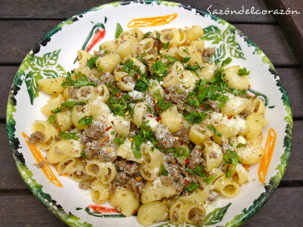 Sazón del corazón: Coditos con carne