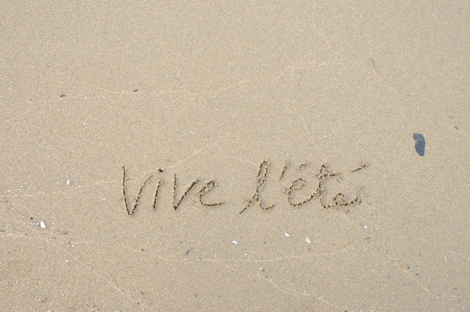 LE MAXIMUM: Vive l'été écrit sur du sable