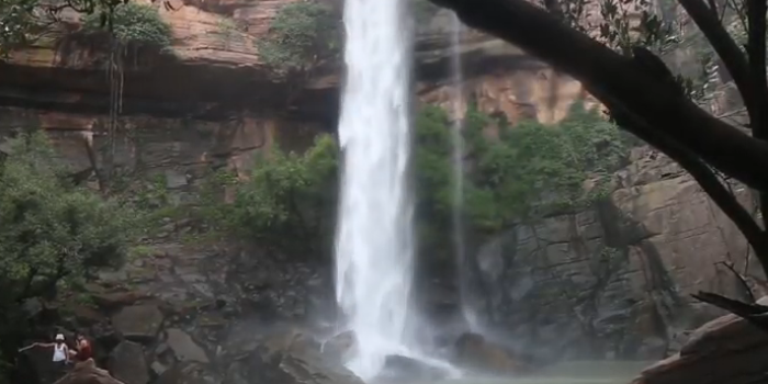 AMARGARH WATERFALL में भोपाल, होशंगाबाद और सीहोर के सैलानियों का मेला