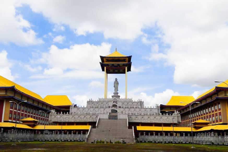Maha Karuna Buddhist Center: Vihara Terbesar di Asia Tenggara ...