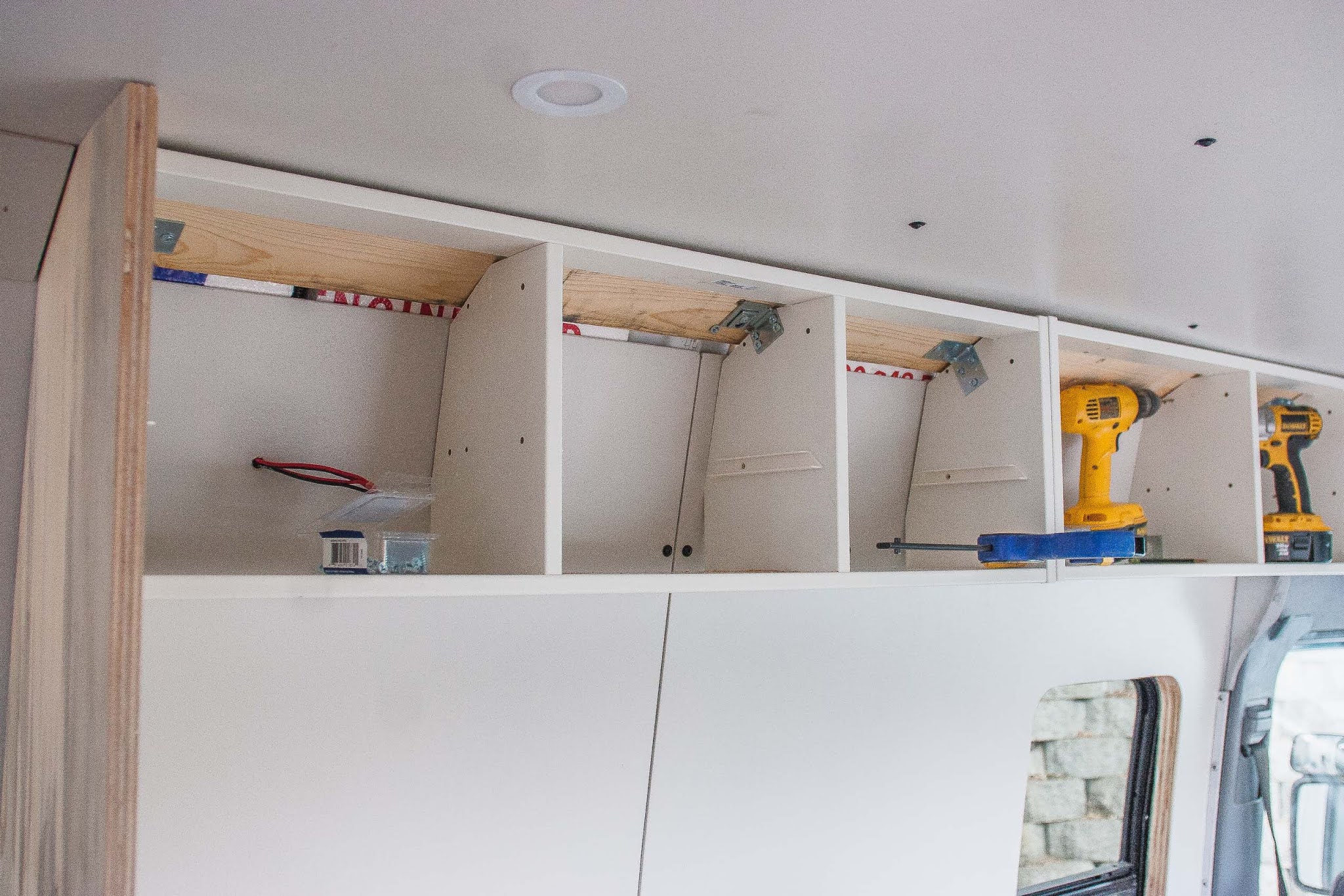 Sprinter van: Overhead cabinets