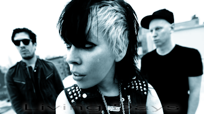 LA GRIETA: Living Days | Somebody Else