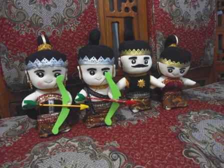 pembuat boneka custom satuan di Solo: World Wayang Summit Monas 2012