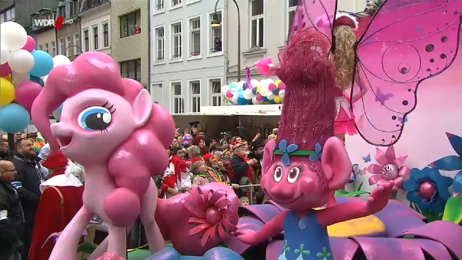Equestria Daily - MLP Stuff!: Giant Pinkie Pie on a Float in Germany