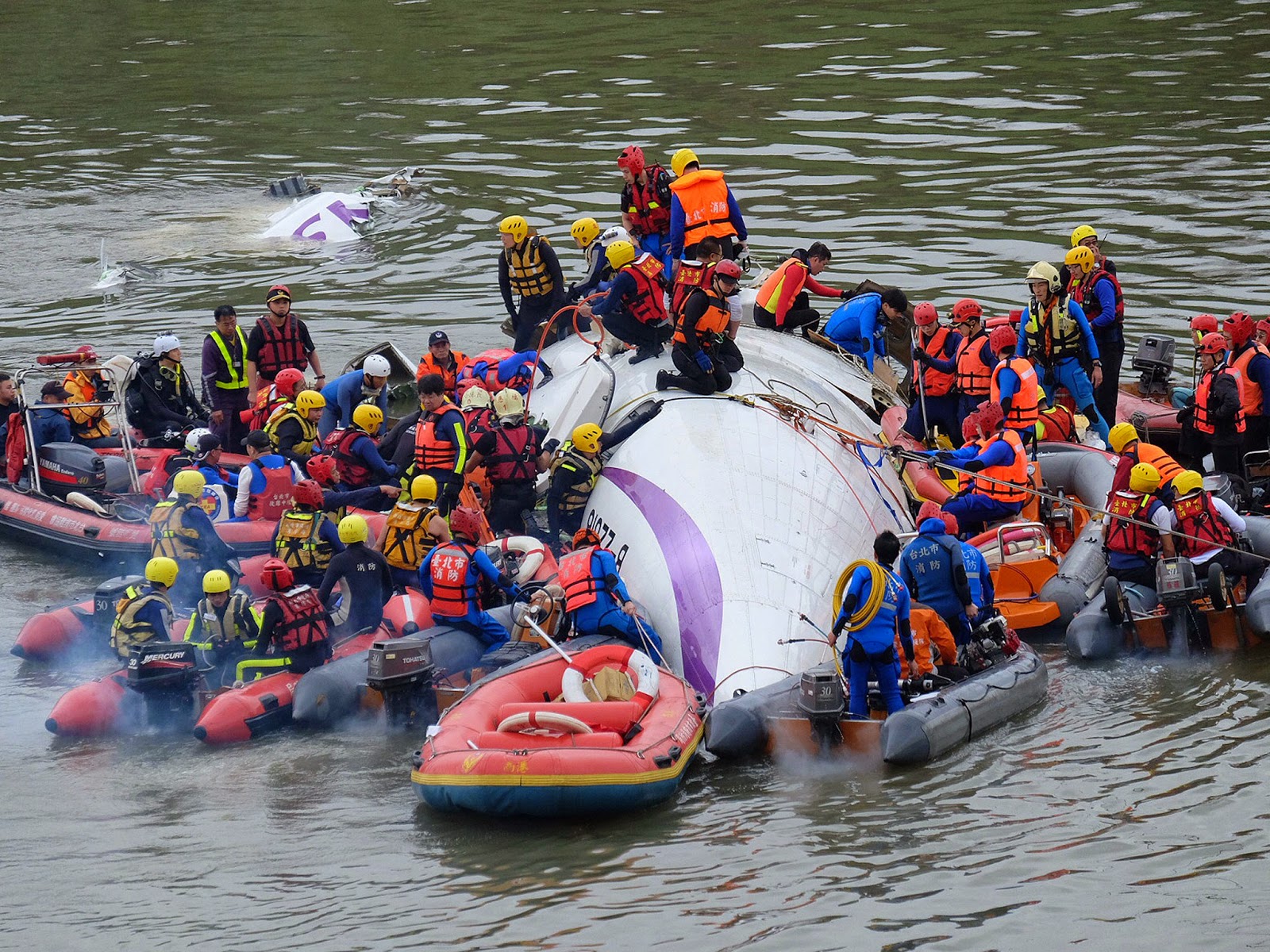 TransAsia Flight 235 Crash Live: At Least 12 Killed As Taiwan Plane ...