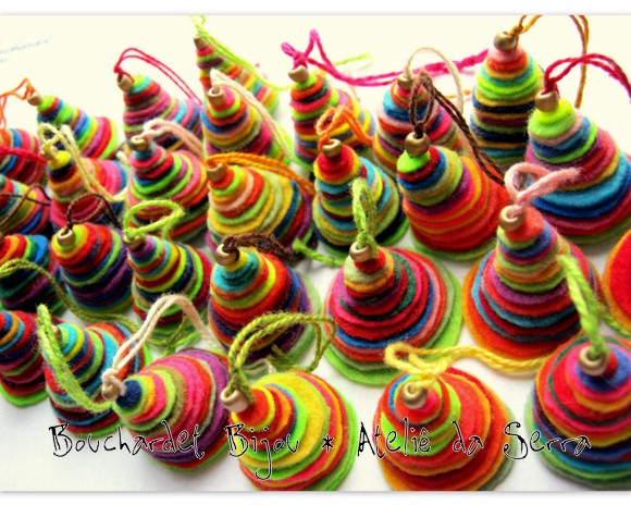 * Ateliê da Serra *: Cones coloridos para enfeitar sua Árvore de Natal!