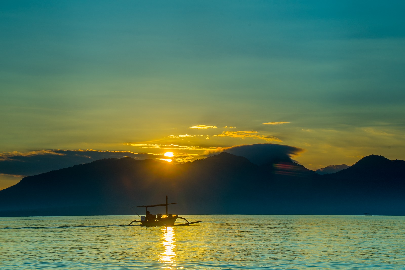 Menikmati Keindahan Selat Bali dari Pantai Solong