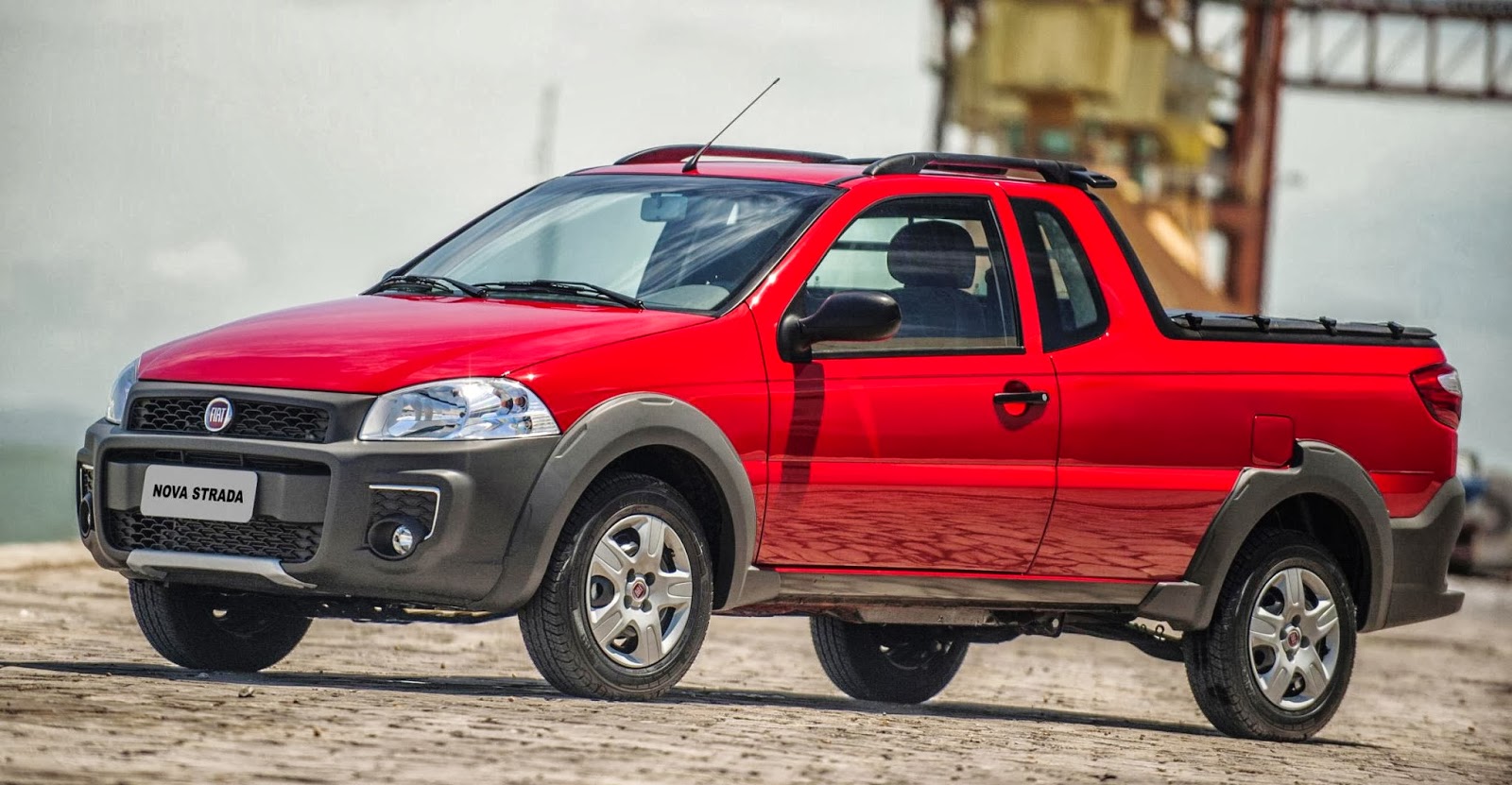 Fiat lança Strada Working, Trekking e Adventure 2014