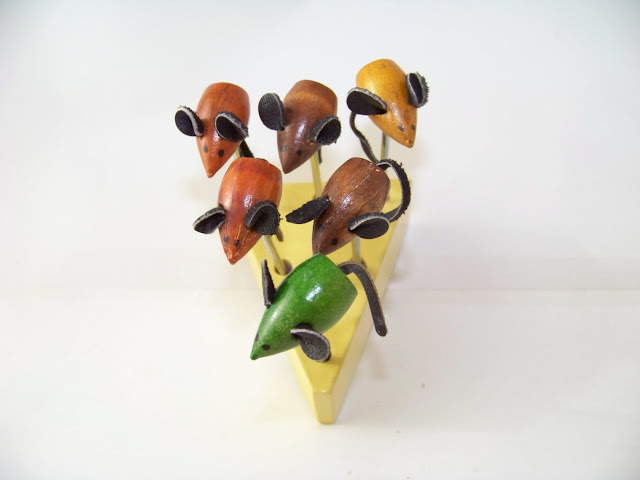 I can totally make that: Vintage Monday: Wooden mice cheese picks