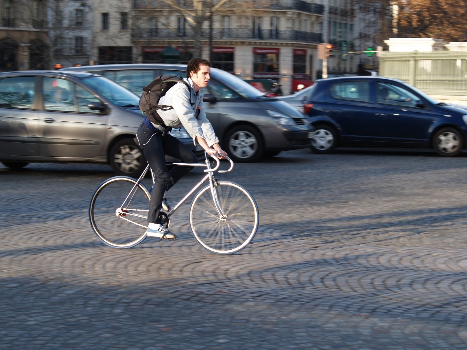 Un Cycliste Parisien / A Parisian Cyclist: Bastille Fixie Riders!
