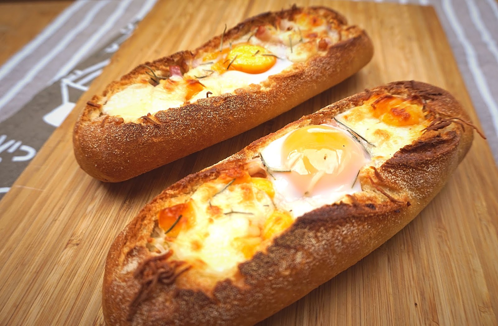 Panes rellenos de huevo, bacon y queso.