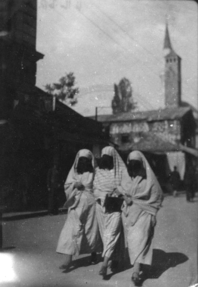 25 Eerie Vintage Photographs Capture Muslim Women Wearing Dark Face ...