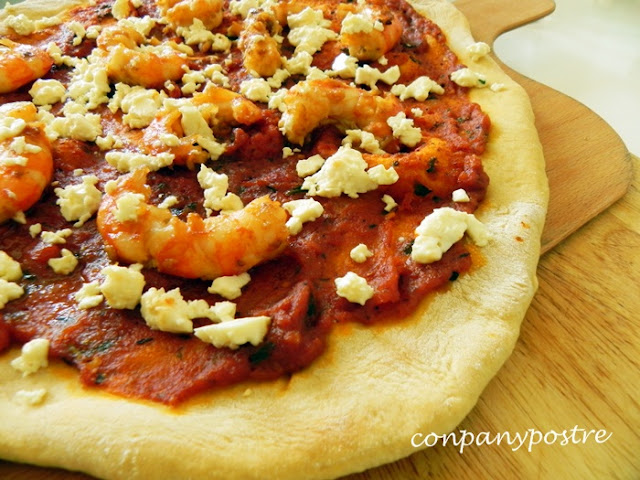 Con pan y postre: Pizza de gambas y feta