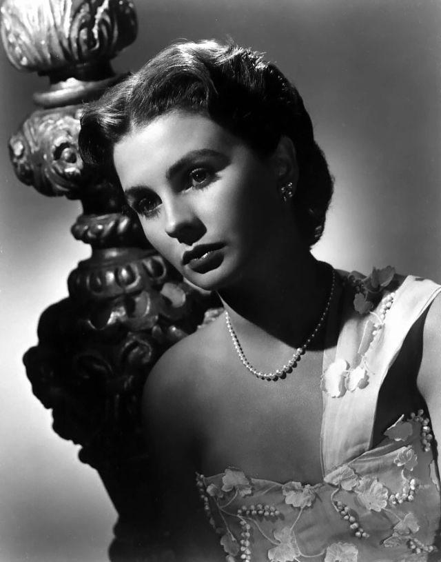 40 Gorgeous Photos of Jean Simmons in the 1940s and '50s ~ Vintage Everyday
