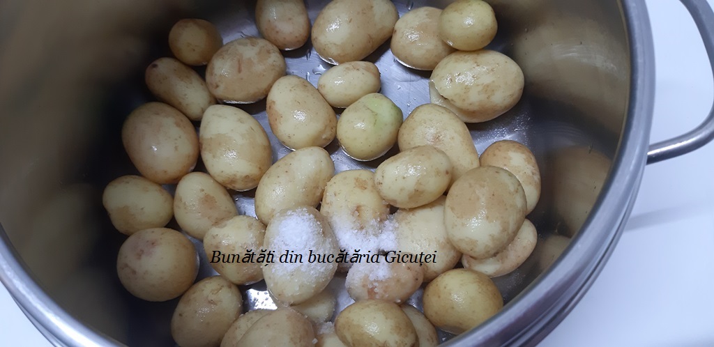 Cartofi noi fierti si rumeniti in cuptor - Bunătăți din bucătăria Gicuței