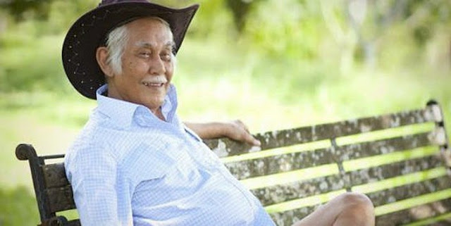Kisah Bob Sadino Jadi Kuli Batu ~ Ruana Sagita Kisah Bob Sadino Jadi Kuli Batu ~ Ruana Sagita