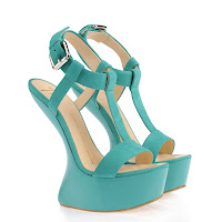 Kemi Online ♥: Zendaya Coleman rocks 6 inch invisible wedge Giuseppe ...