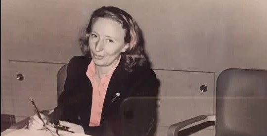 Classic SNL Reviews: Season 1, Episode 22, Host:Elliott Gould, with ...