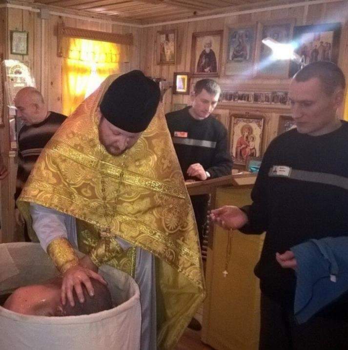 ΑΠΑΝΤΑ ΟΡΘΟΔΟΞΙΑΣ: Baptism in the prison. In extreme situations people ...