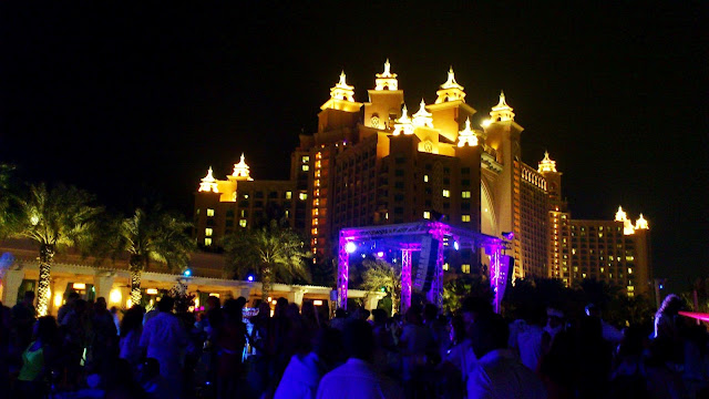 the viewing deck: Atlantis Dubai Nasimi Beach Clubbing