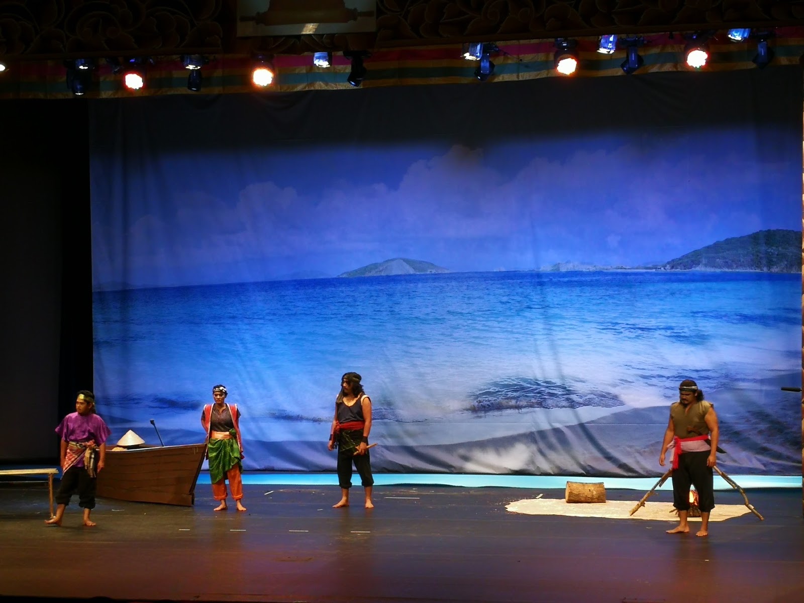 TEATER BANGSAWAN DEWA KENCANA MEMARTABATKAN SENI SILAT DAN WANITA