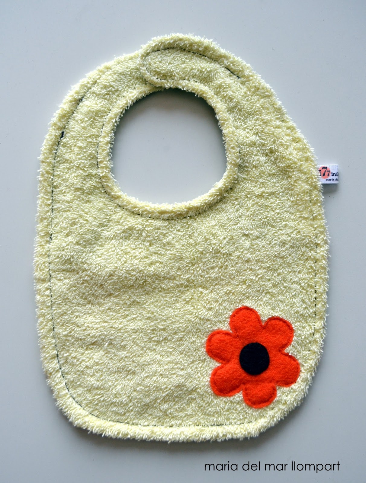 777 Inspiracions: PITET FLORS- babero flores