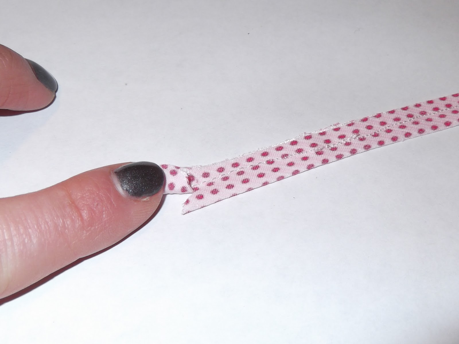 The Romantic Seamstress: Making spaghetti straps or button loops