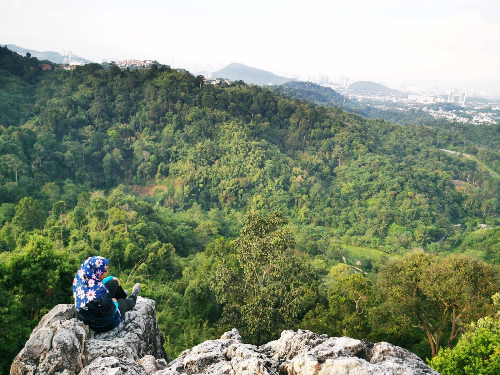 Mengejar Sunrise di Bukit Batu Chondong