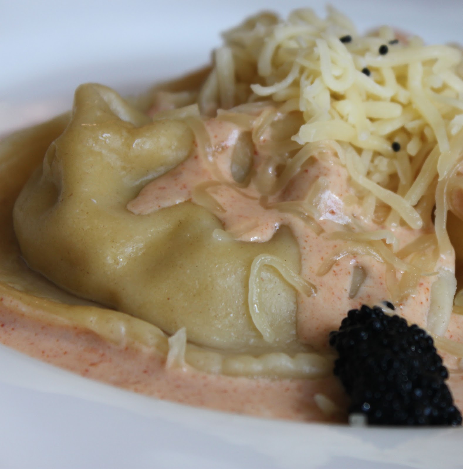 KESITO: AGNOLOTIS DE REQUESÓN Y ANCHOAS y salsa de arena de tomate