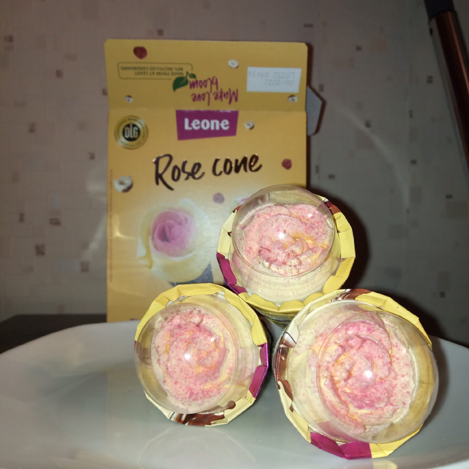 Supersupergirl's Food Reviews: Leone Rose Cones