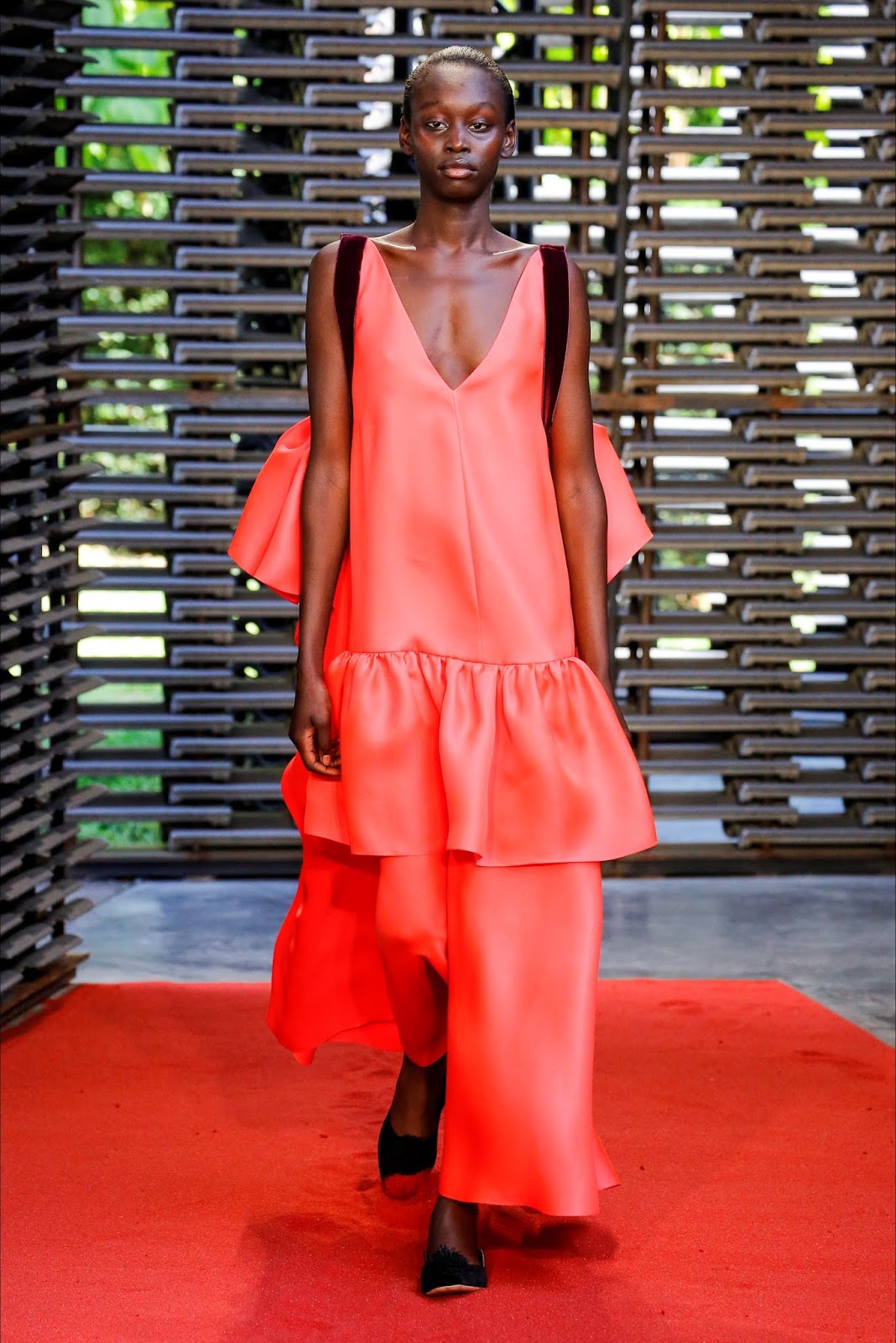 LIVING CORAL ON THE SPRING / SUMMER 2019 RUNWAYS - Miss Rich