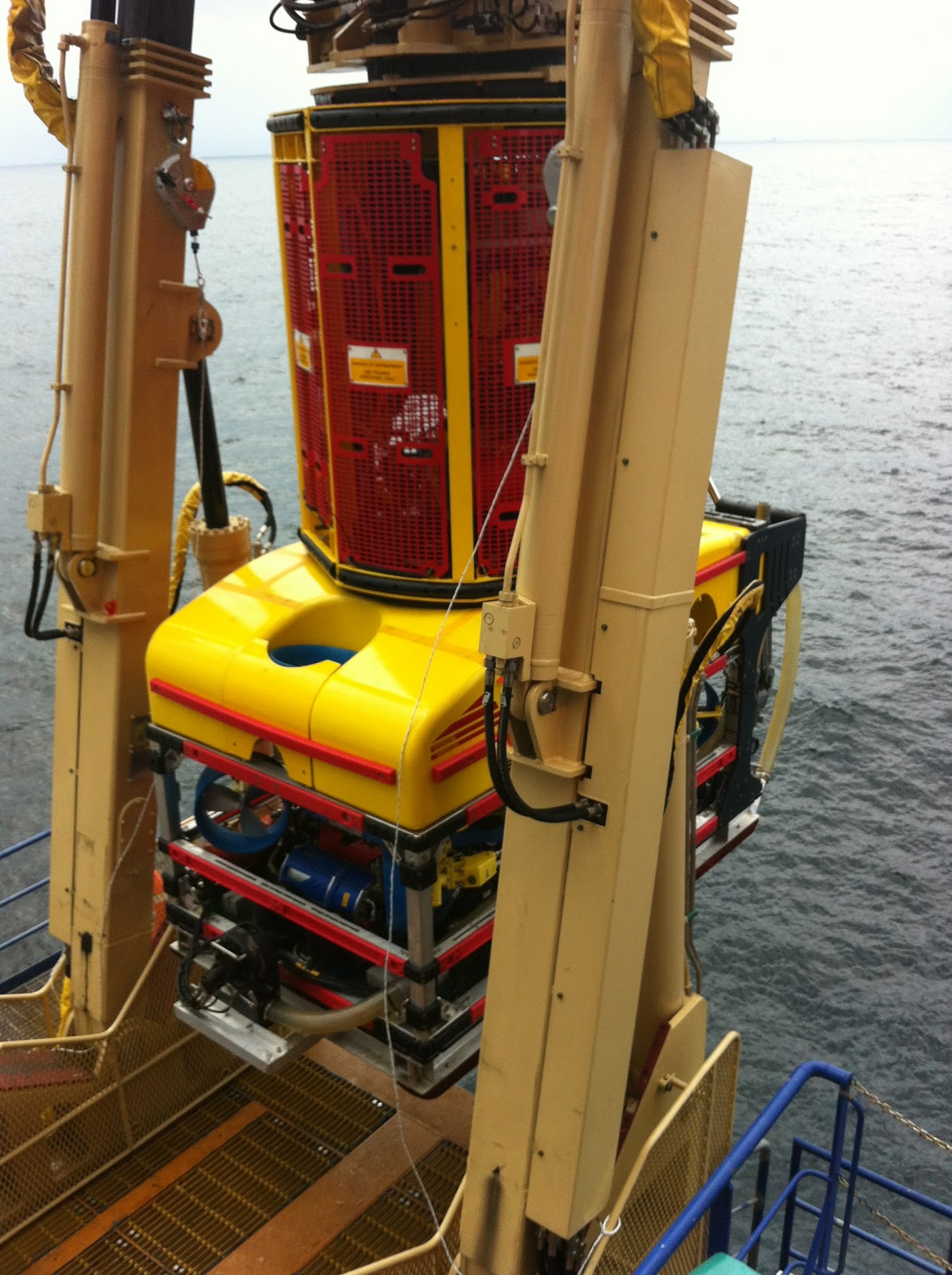 Teh C Kosong: LAUNCHING AND RECOVERY ROV