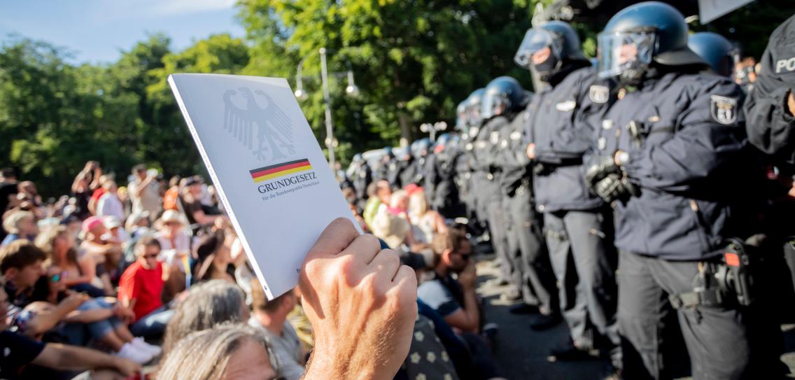 Blik Op NOSjournaal: Berlijn Dreigt met Politiegeweld tegen vreedzame ...