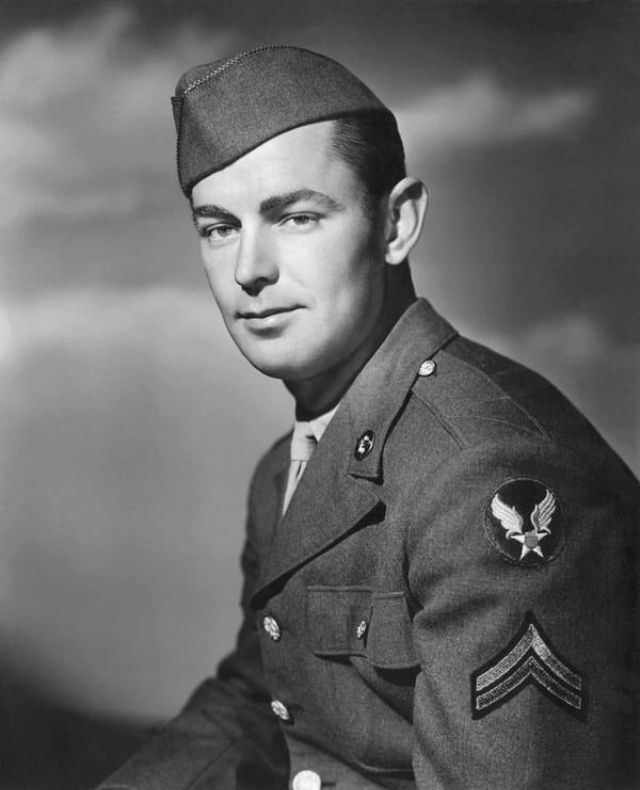 35 Handsome Portrait Photos of Alan Ladd in the 1940s ~ Vintage Everyday