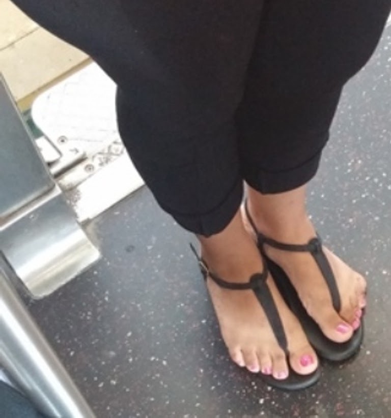 BEAUTIFUL AND CUTE FEET: Nails short big toes