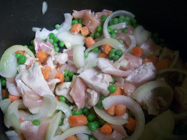 Full Bellies, Happy Kids: Galinha Guisada com Massa - Chicken and Noodles