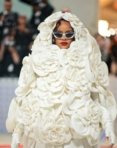 Diogenes' Middle Finger: Chuck Schumer Steals the Show at NY Met Gala