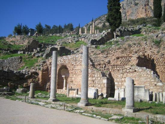 Σελίδες Ιστορίας και Επιστήμης: Ο αρχαιολογικός χώρος των Δελφών