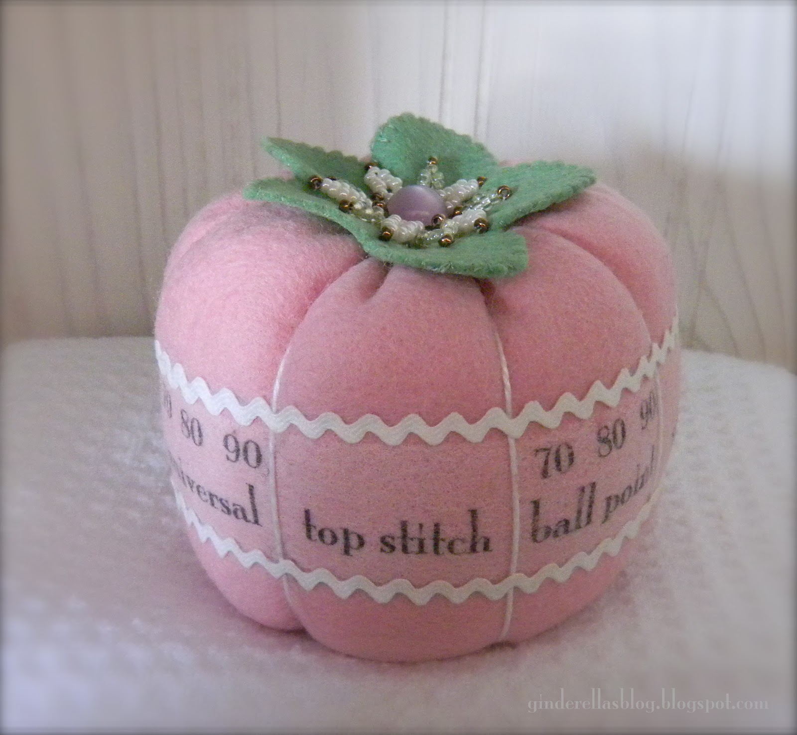 ginderellas: Tutorial: Sewing Machine Needle Pincushion