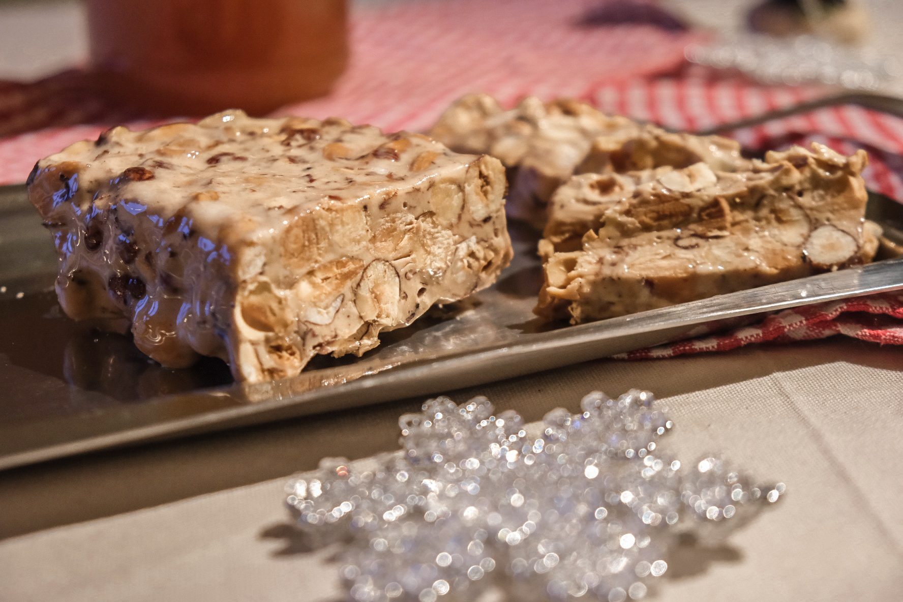 Ricetta torrone bianco classico duro alle nocciole e mandorle - Seduti ...