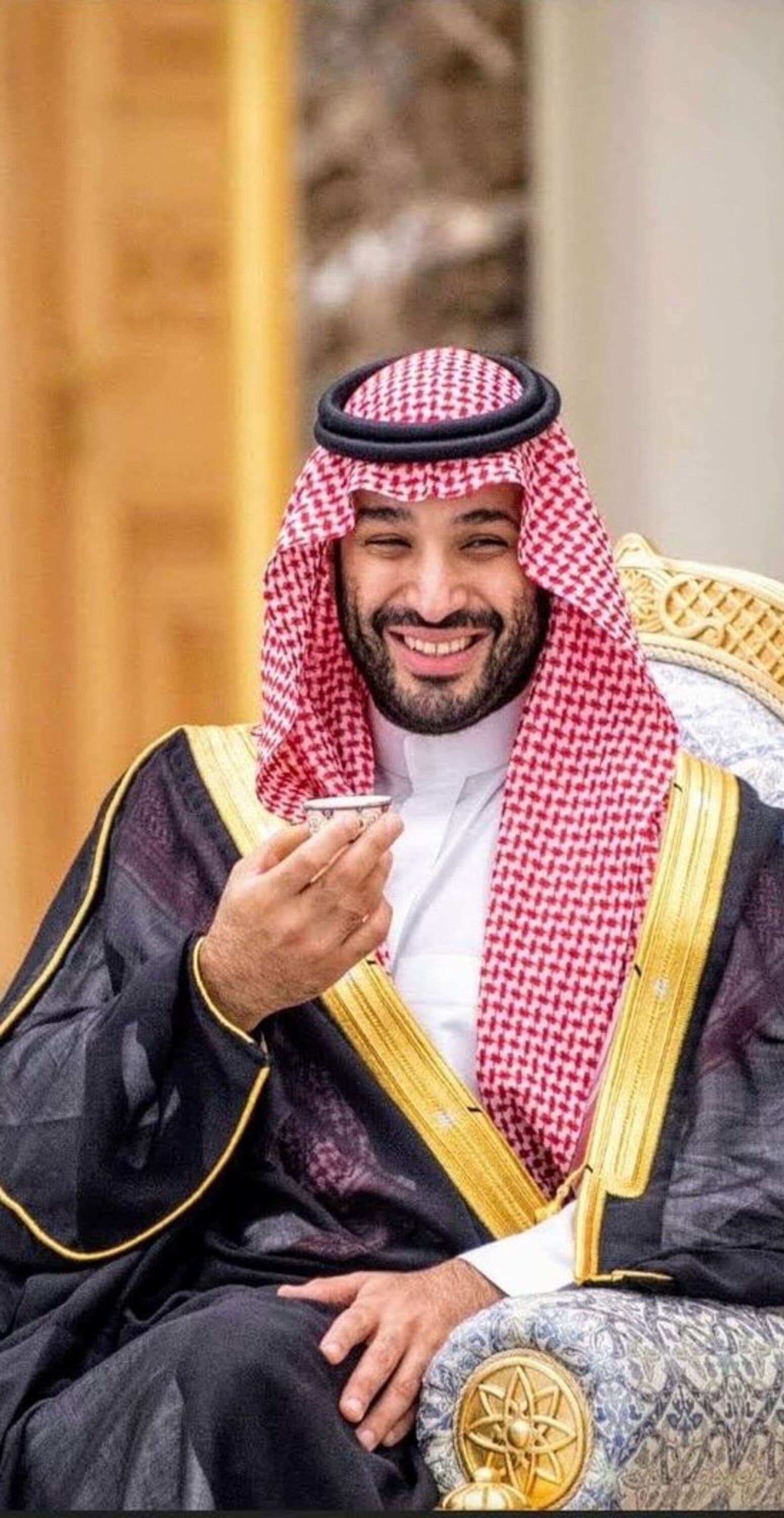 خلفية محمد بن سلمان وهو يشرب من فنجان القهوة بجودة Hd