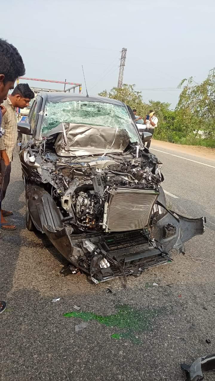 Indian Roadie: Wagon R hit a truck from behind on NH65 between Vzd and ...