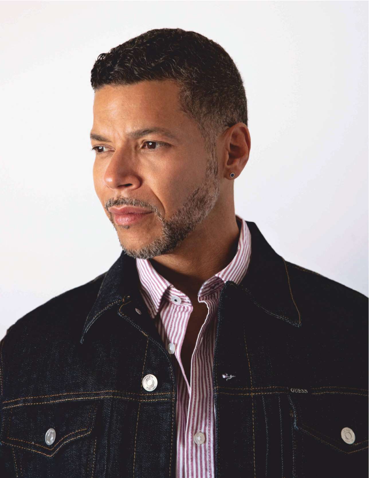 Wilson Cruz para DA MAN Magazine en fotos de Ian Phillips