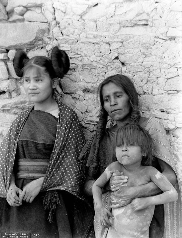 30 Vintage Photos of Young Hopi Maidens With Their Traditional ...