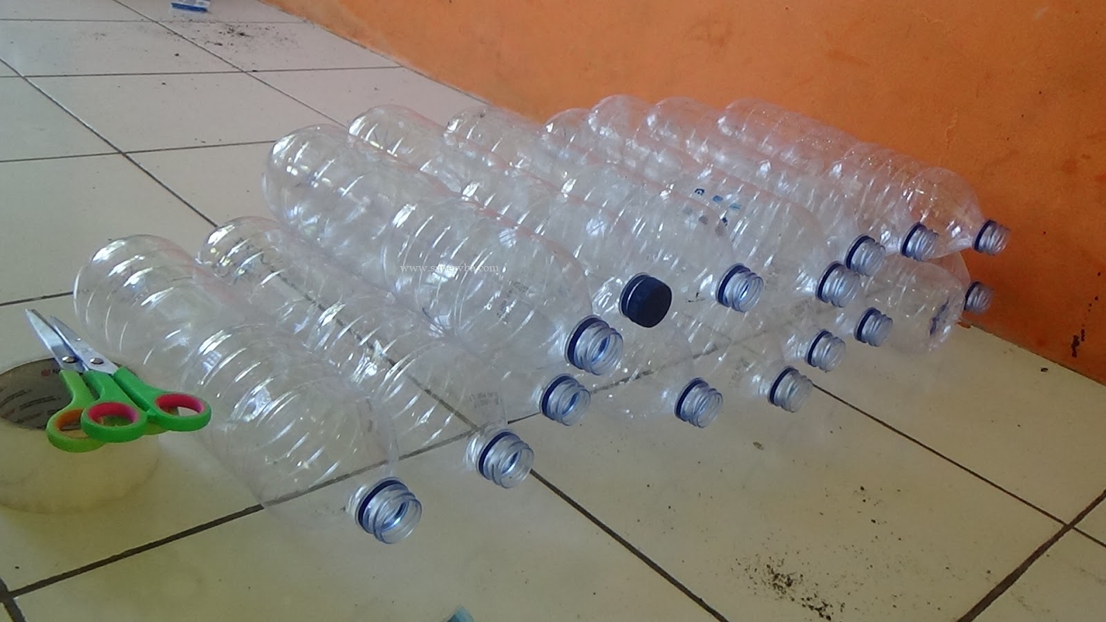 Daur ulang botol plastik menjadi kursi, sofa dan meja unik #1