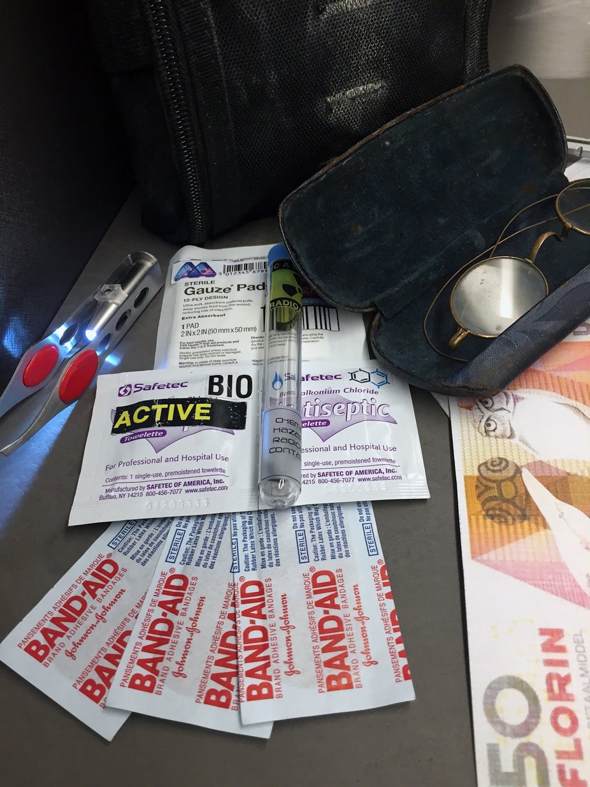 Blade Runner: 2049 Sapper's Medical Kit, Vintage Eye Glasses, Scalpel ...