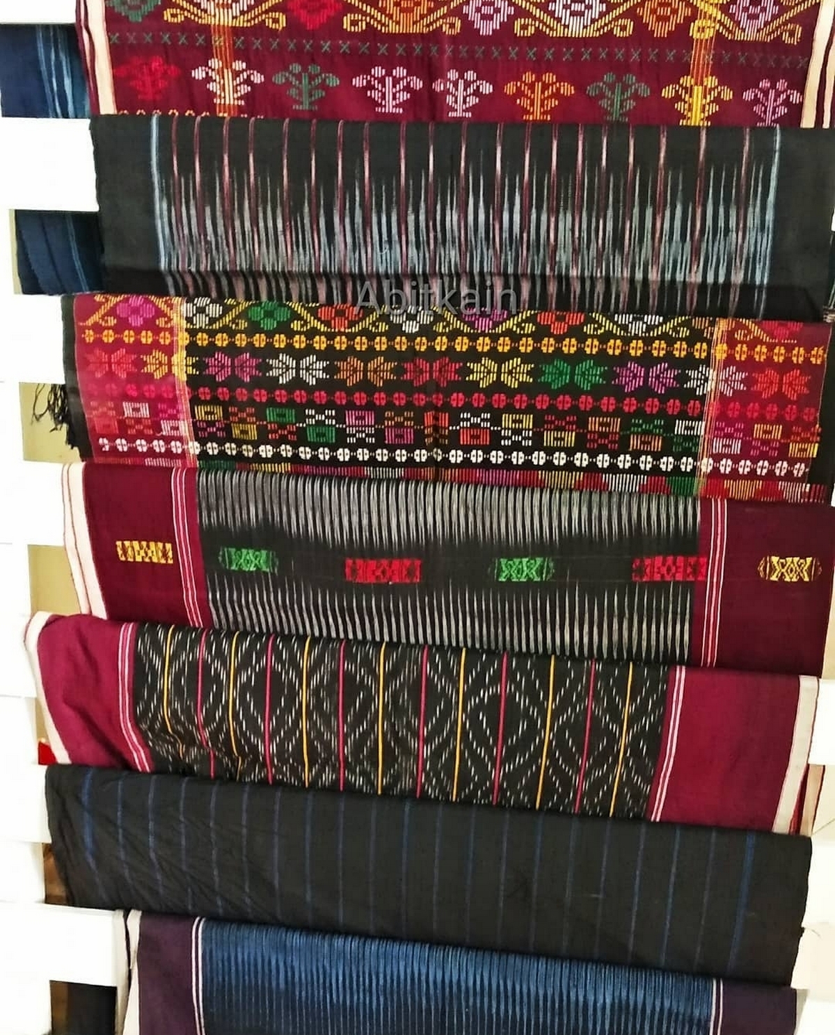 Kain Tenun Khas Batak, Awalnya Sebagai Sumber Kehangatan - adhiantirina