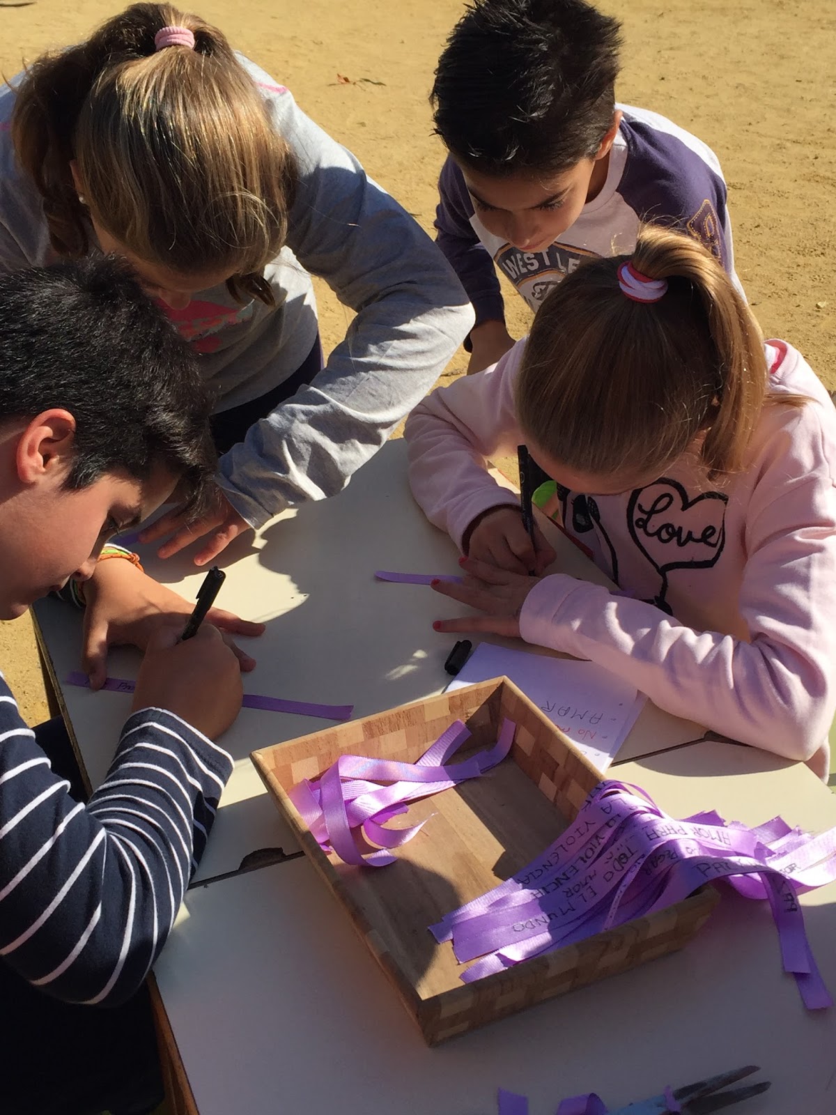 Todos somos iguales: PULSERAS CONTRA LA VIOLENCIA