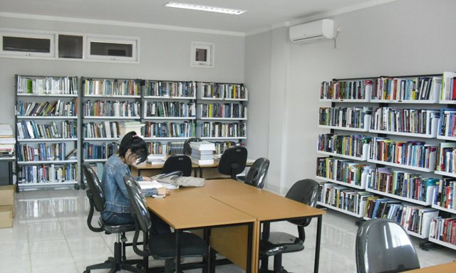 Menejemen Perpustakaan : Makalah Perpustakaan