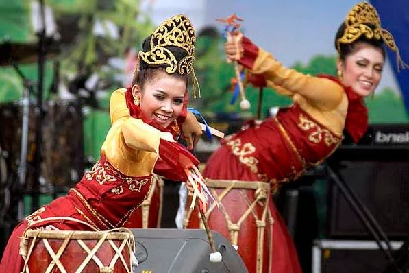 6 Tari Sunda Yang Terkenal dan Terpopuler lengkap dengan Gambarnya ...